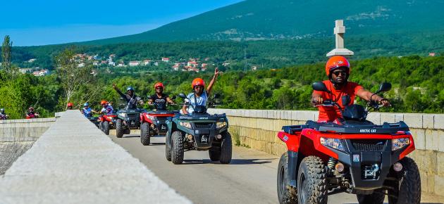 Μοτοπορεία διαμαρτυρίας κατά του ΚΟΚ στην Αθήνα με «γουρούνες»