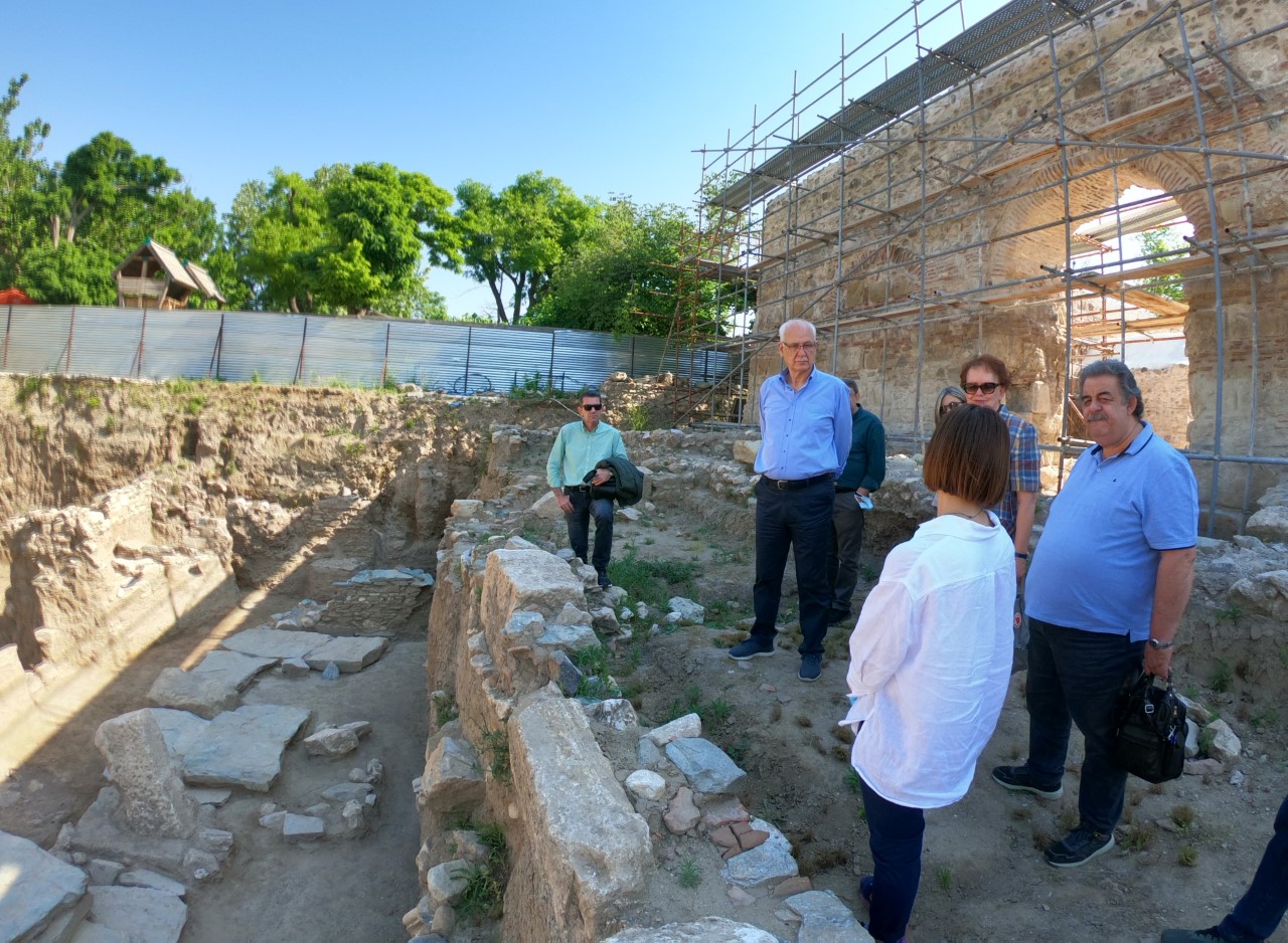 Θεμέλια αρχαίου ναού της Αθηνάς Πολιάδος εντοπίστηκαν στο Μπεζεστένι ...
